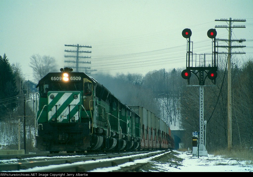 NYSW 6509 leading 4 other ex BN 45s at CP OV